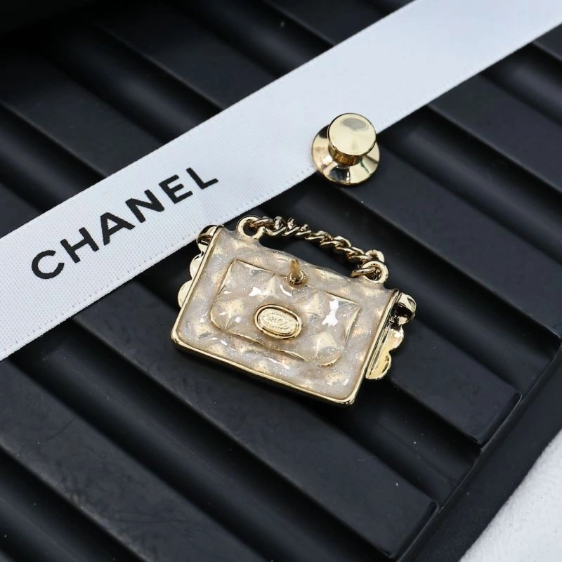 Top mirror Chanel Brooches