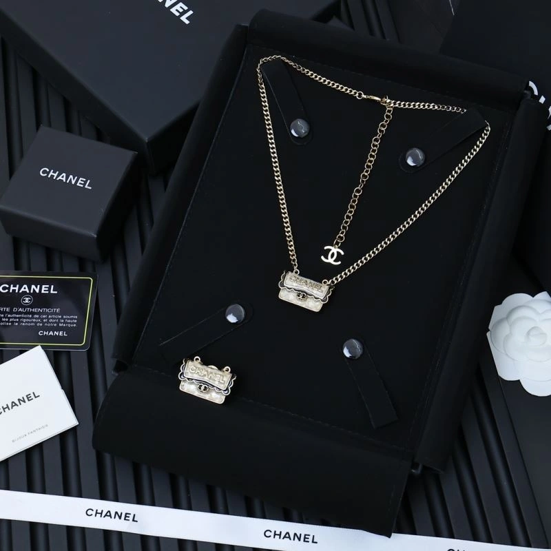 Top mirror Chanel Brooches