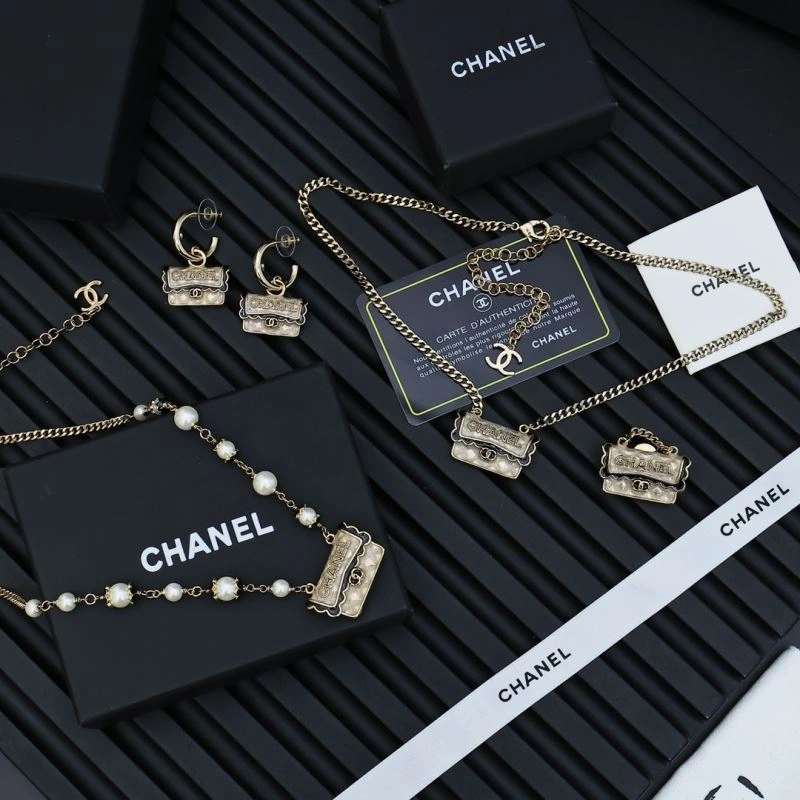 Top mirror Chanel Brooches