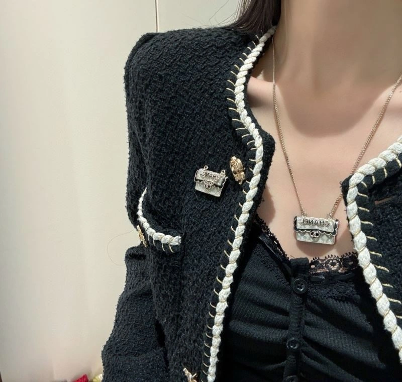 Top mirror Chanel Brooches