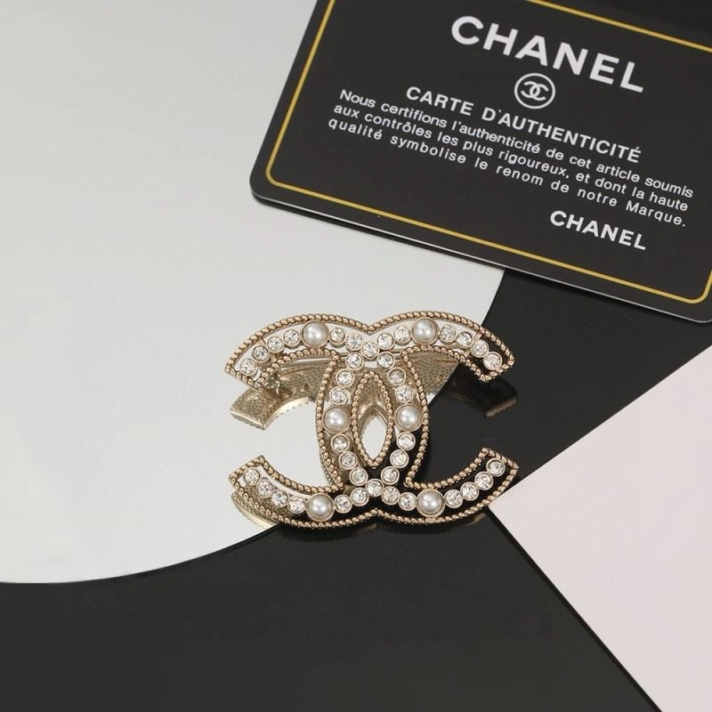 Top mirror Chanel Brooches