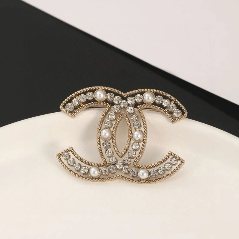 Top mirror Chanel Brooches