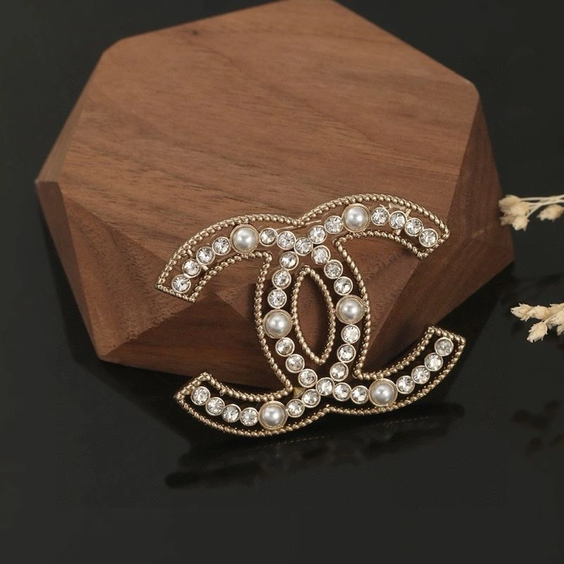 Top mirror Chanel Brooches