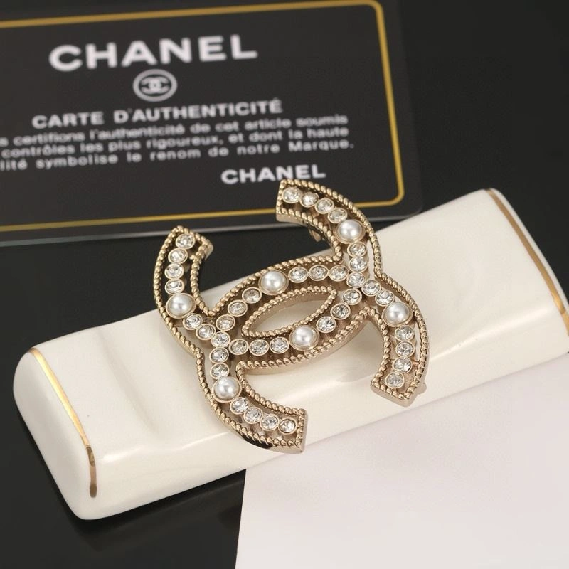 Top mirror Chanel Brooches