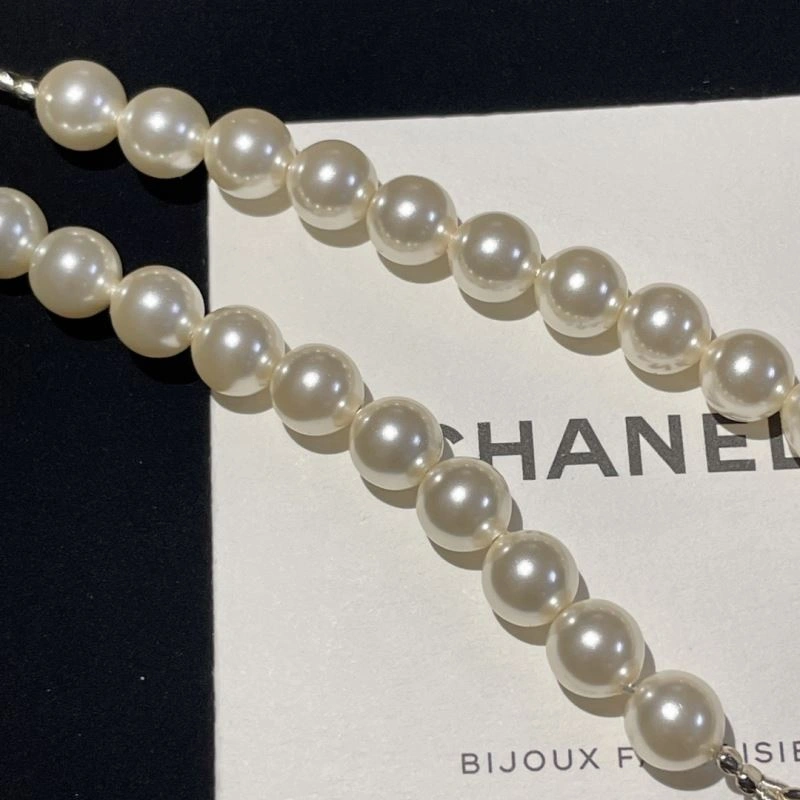 Low-cost Chanel Brooches