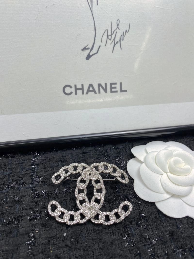 Top mirror Chanel Brooches