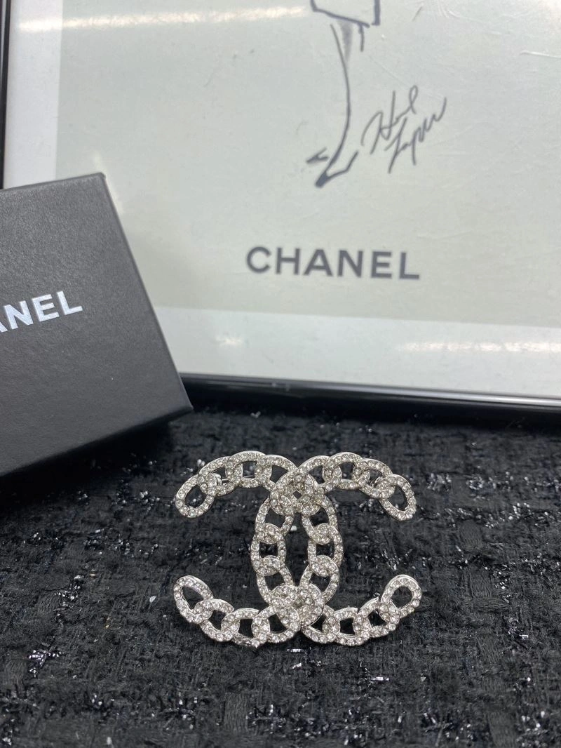 Top mirror Chanel Brooches