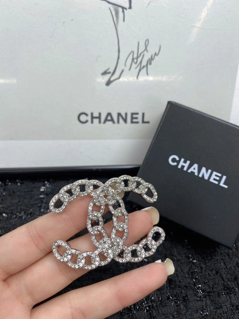 Top mirror Chanel Brooches
