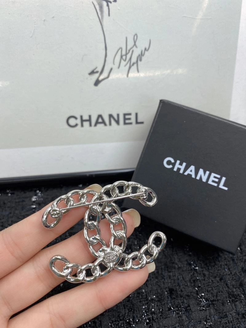 Top mirror Chanel Brooches