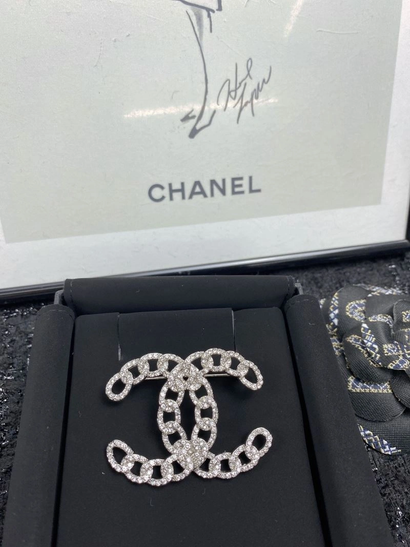 Top mirror Chanel Brooches