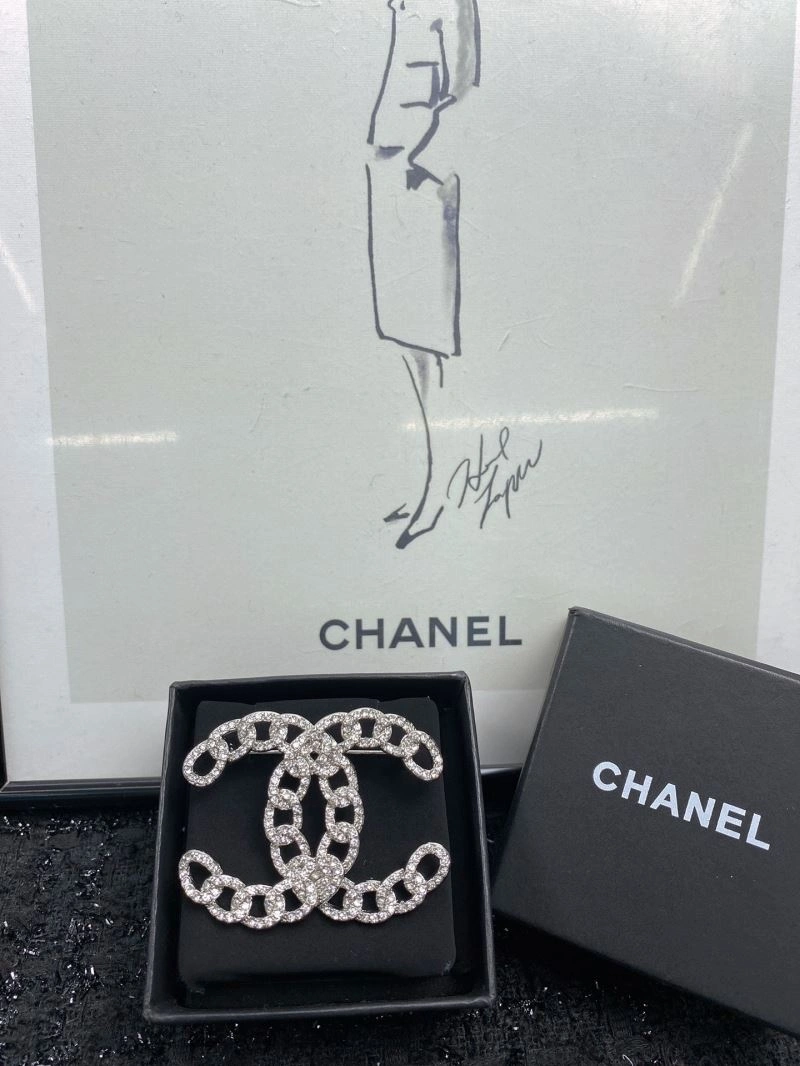 Top mirror Chanel Brooches