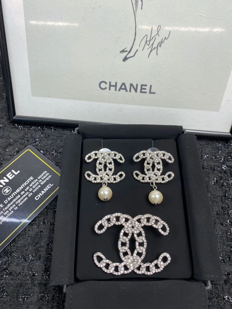 Top mirror Chanel Brooches