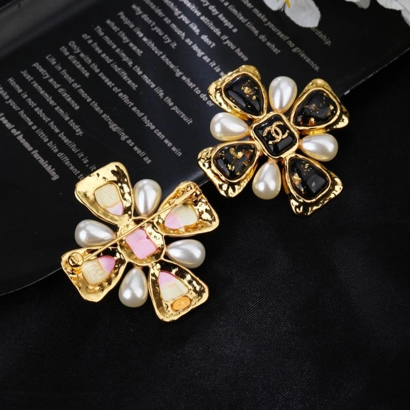 Top match Chanel Brooches