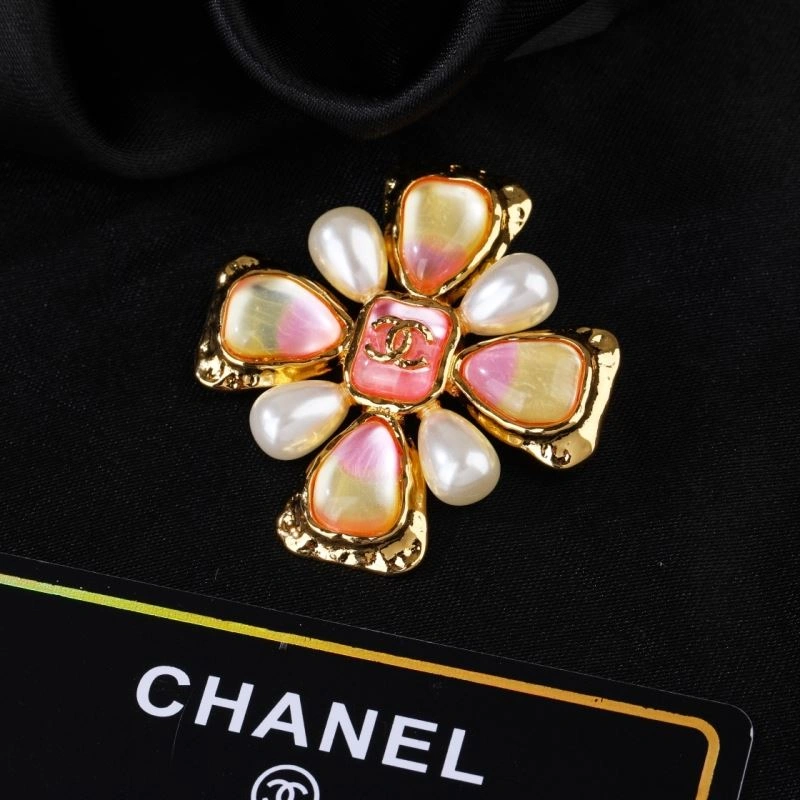 Top match Chanel Brooches