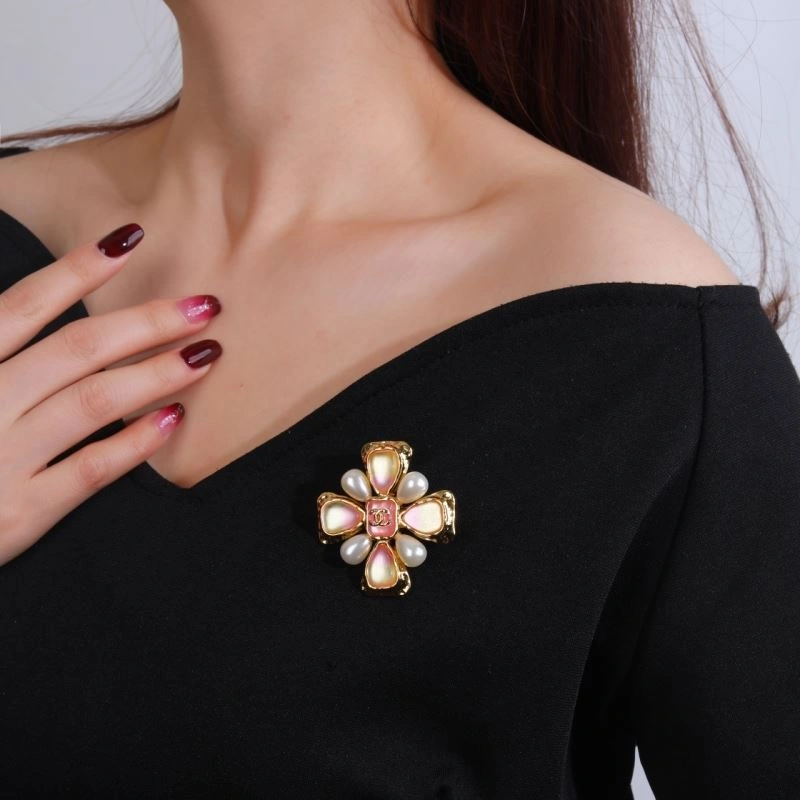 Top match Chanel Brooches