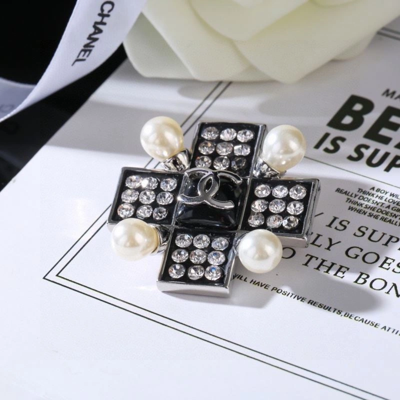Top mirror Chanel Brooches