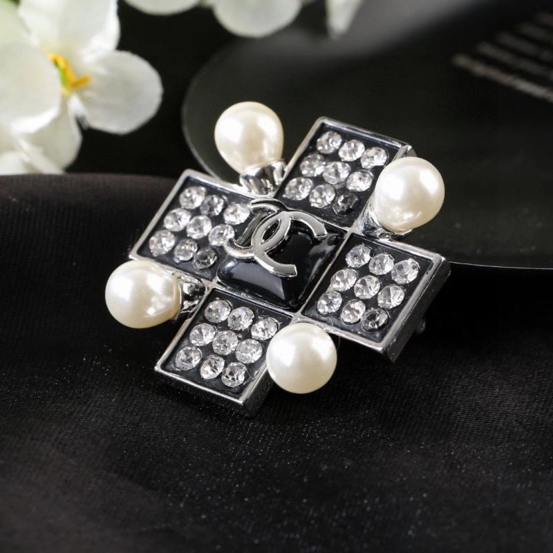 Top mirror Chanel Brooches