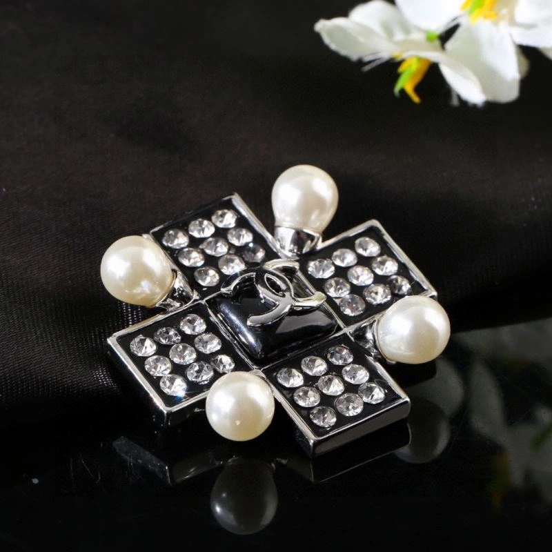 Top mirror Chanel Brooches