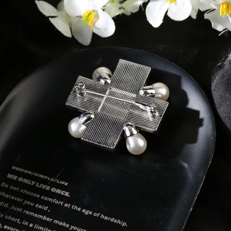 Top mirror Chanel Brooches