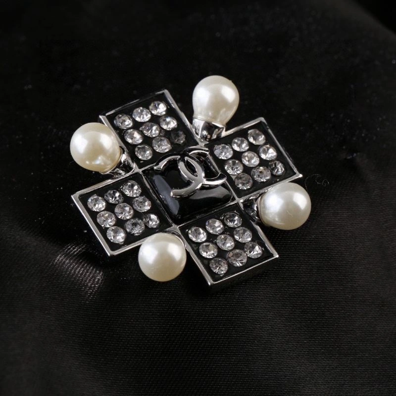 Top mirror Chanel Brooches