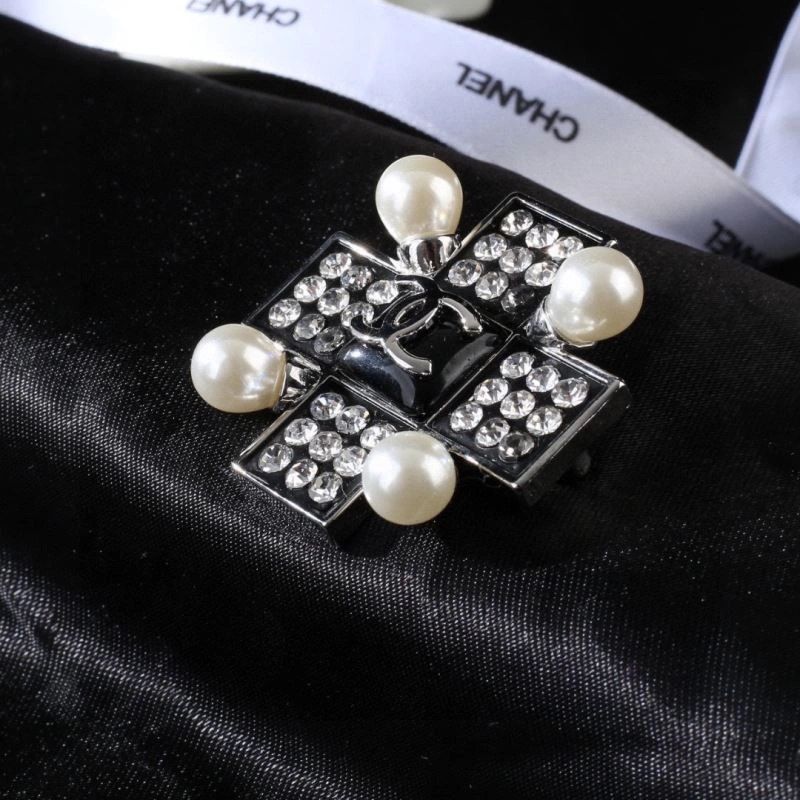 Top mirror Chanel Brooches