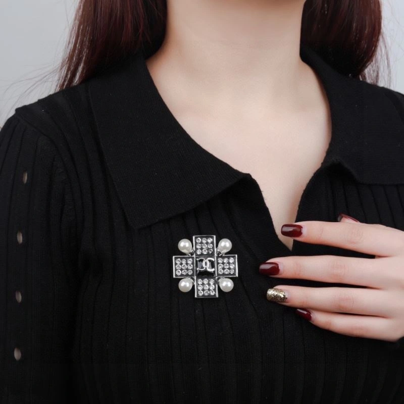 Top mirror Chanel Brooches