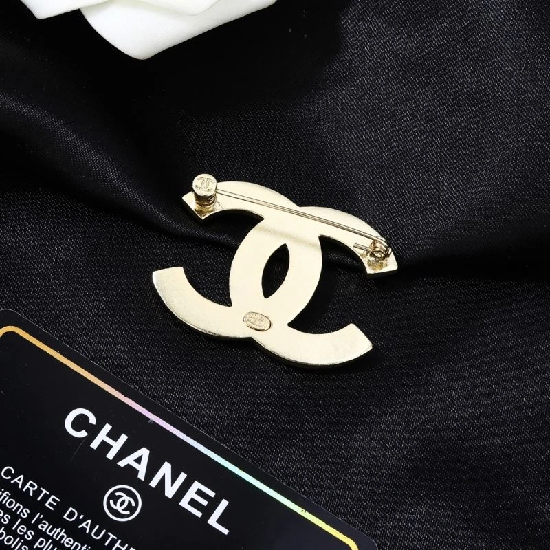 Top mirror Chanel Brooches