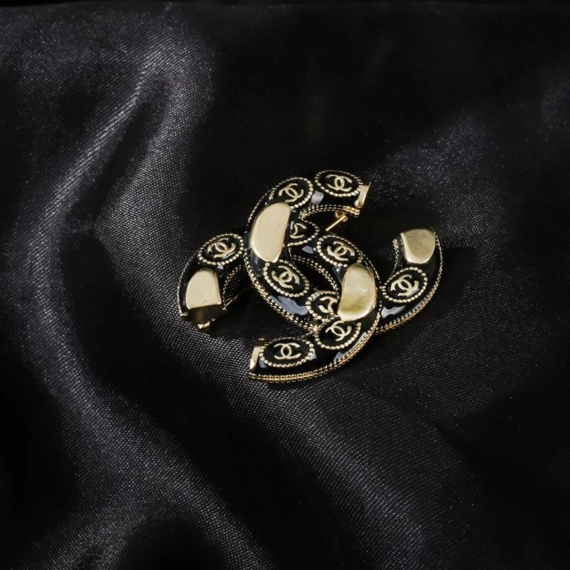 Low-cost Chanel Brooches