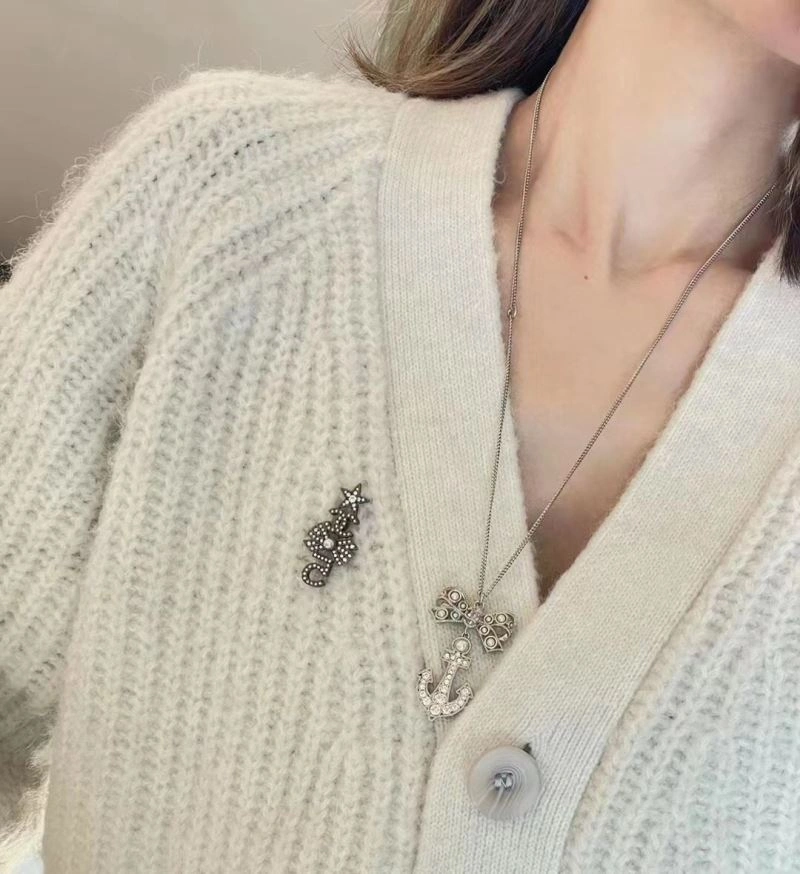 Top match Chanel Brooches