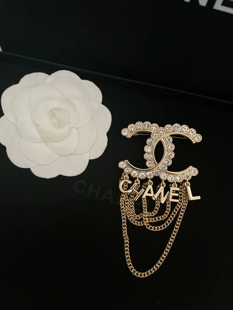 Low-cost Chanel Brooches