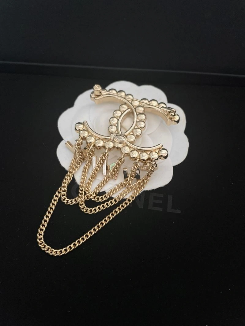 Low-cost Chanel Brooches