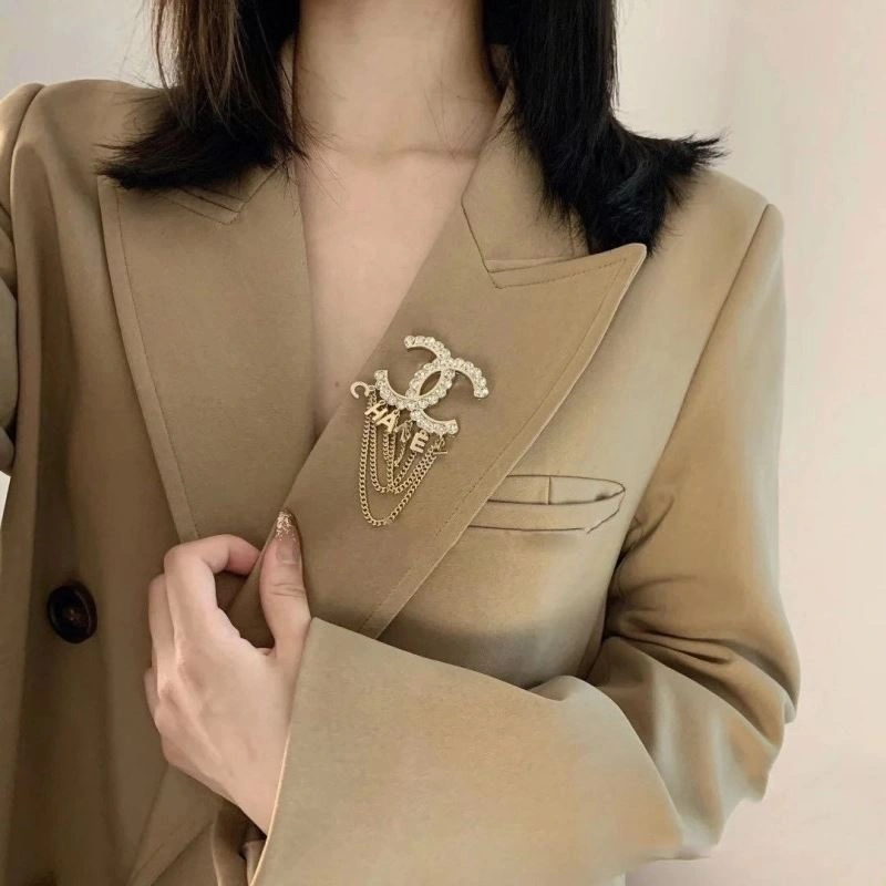 Low-cost Chanel Brooches