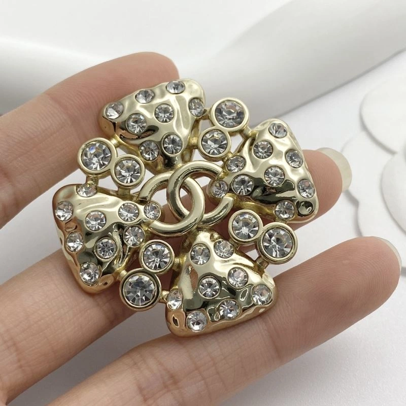 Top mirror Chanel Brooches