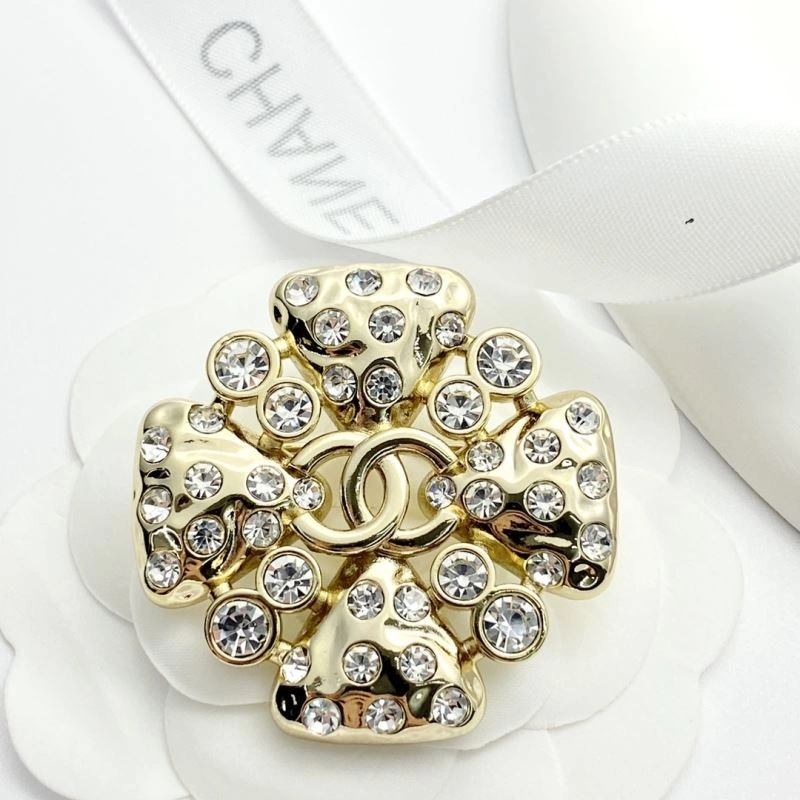 Top mirror Chanel Brooches