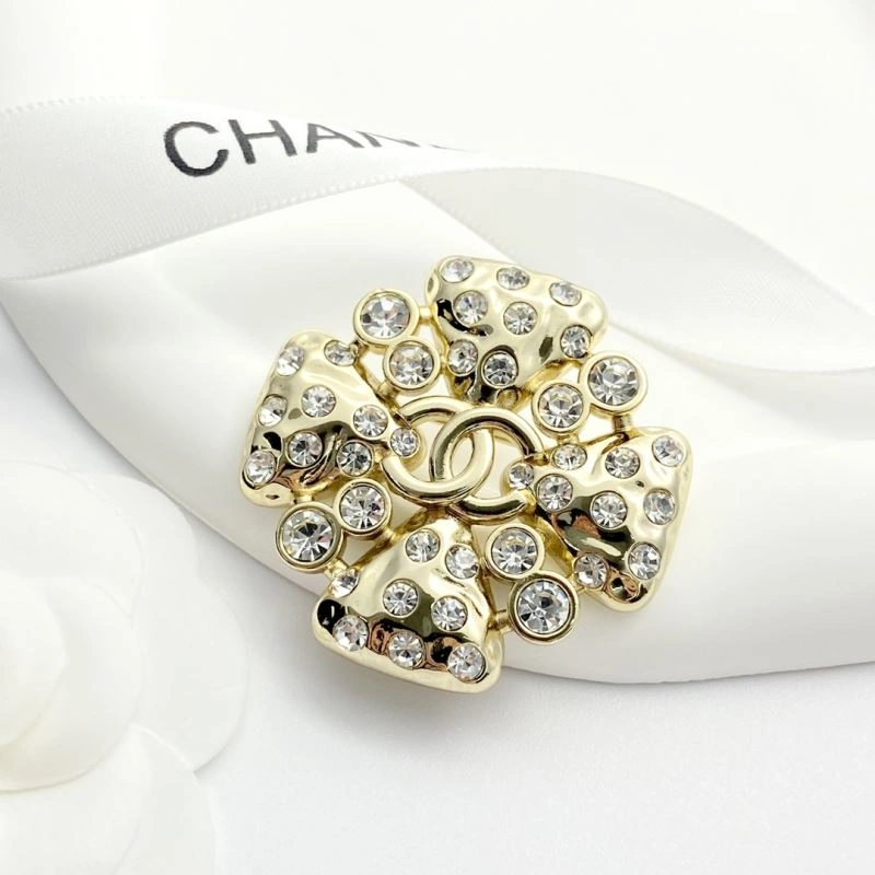 Top mirror Chanel Brooches