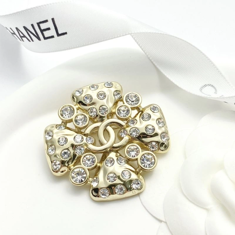 Top mirror Chanel Brooches