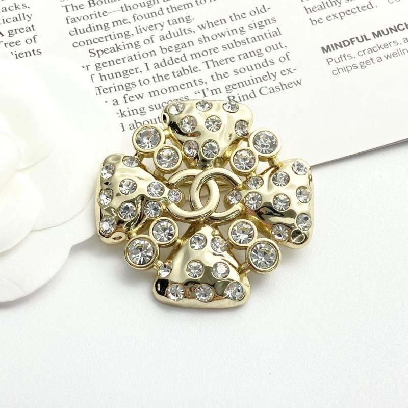 Top mirror Chanel Brooches