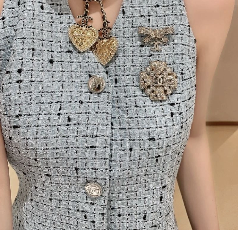 Top mirror Chanel Brooches