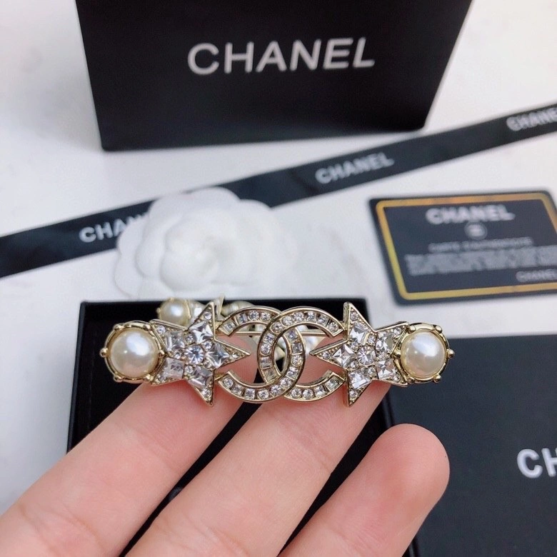 Low-cost Chanel Brooches