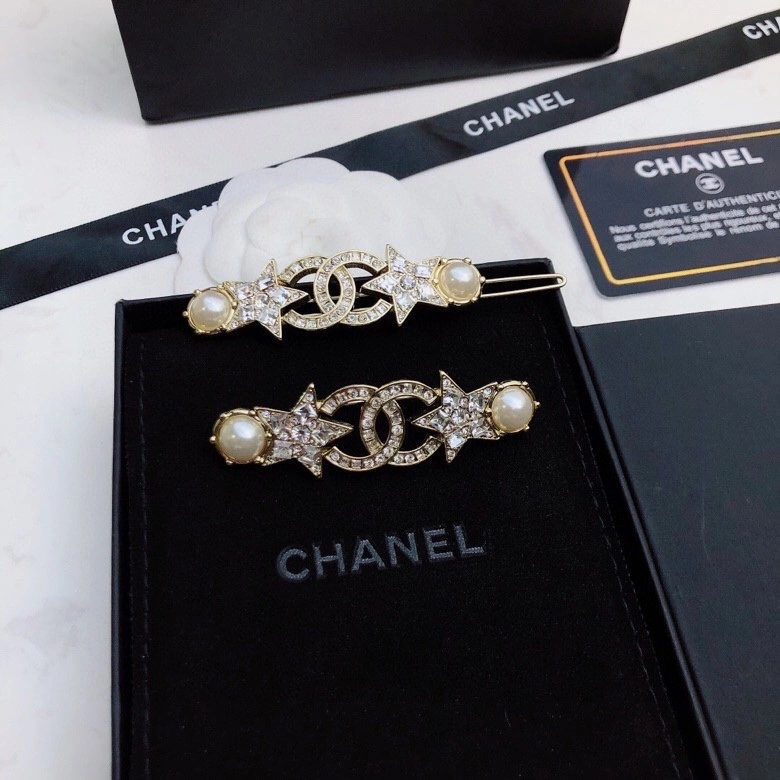 Low-cost Chanel Brooches