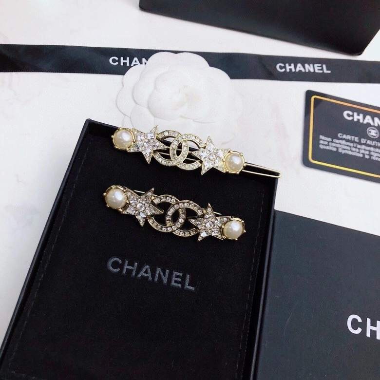 Low-cost Chanel Brooches