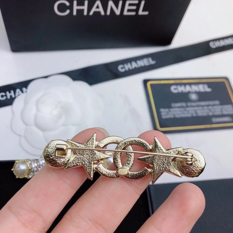 Low-cost Chanel Brooches