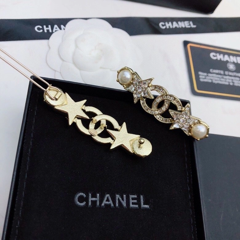 Low-cost Chanel Brooches