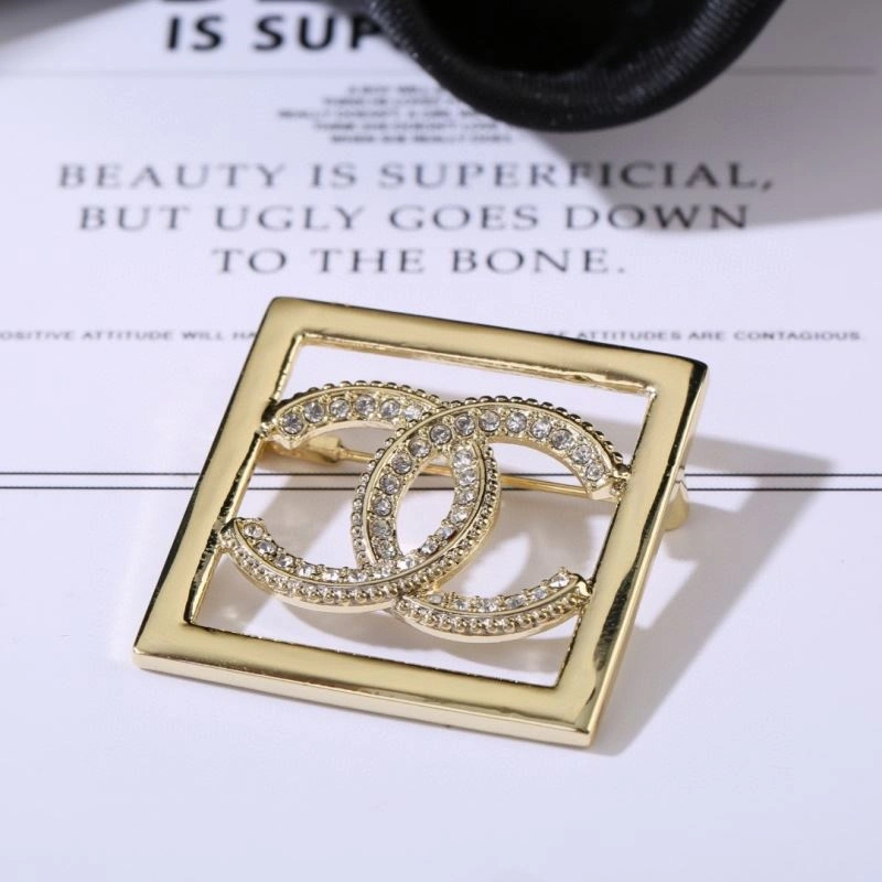 Top mirror Chanel Brooches