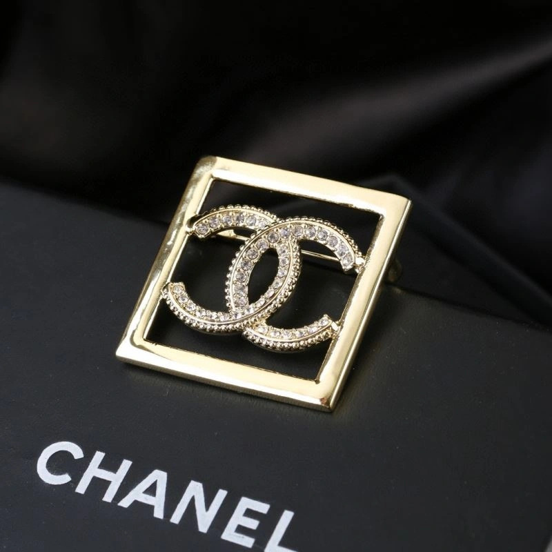 Top mirror Chanel Brooches
