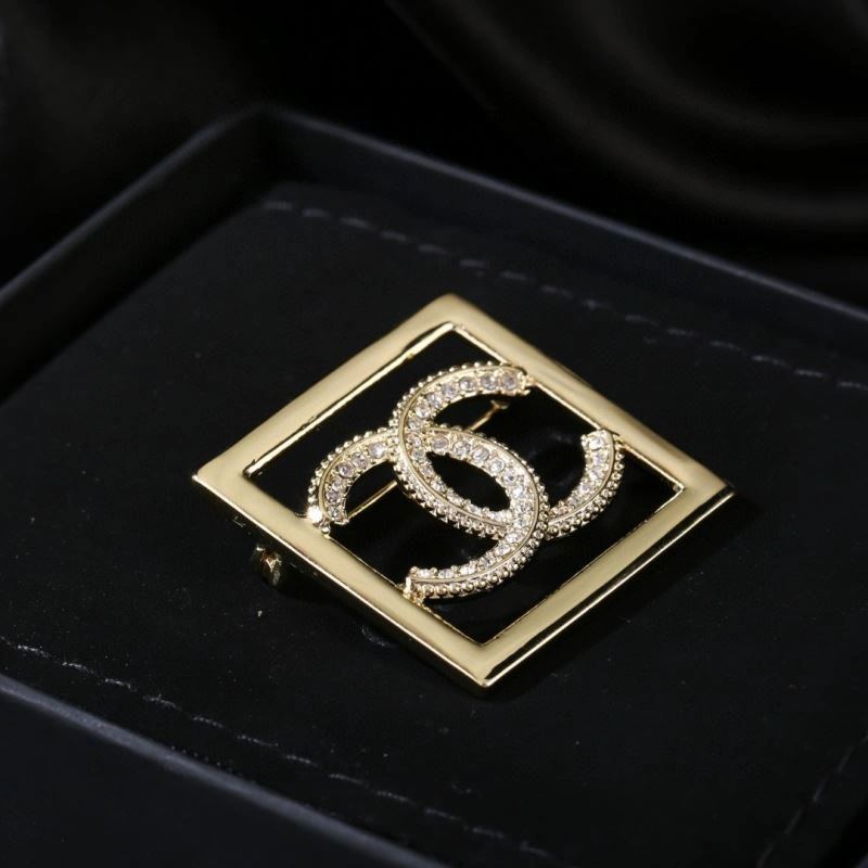 Top mirror Chanel Brooches