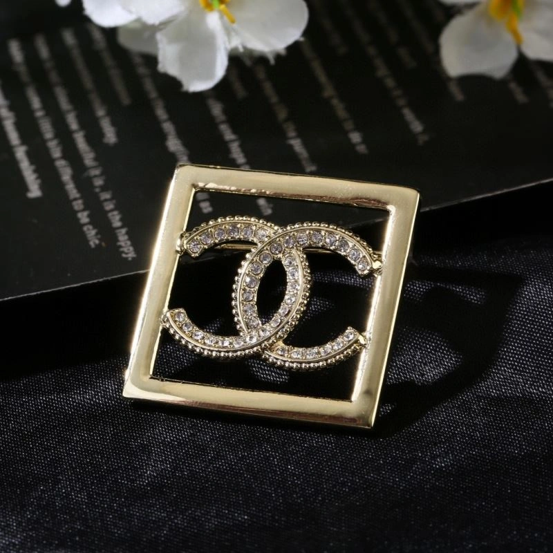 Top mirror Chanel Brooches