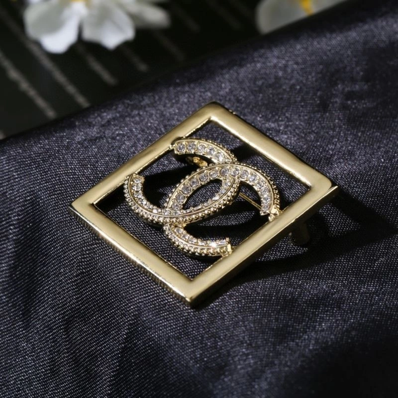 Top mirror Chanel Brooches