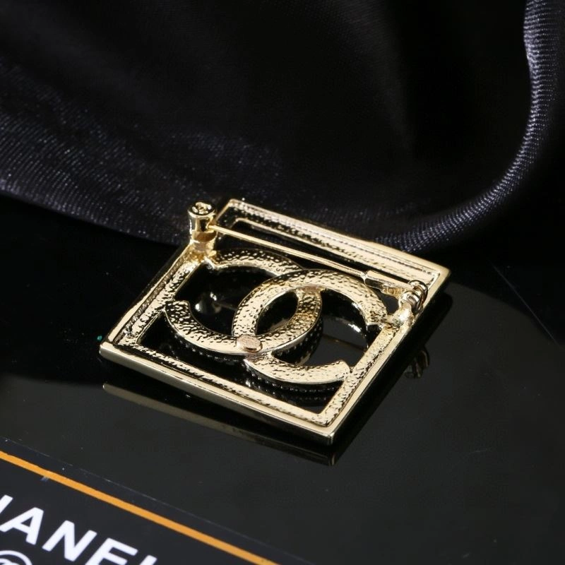 Top mirror Chanel Brooches