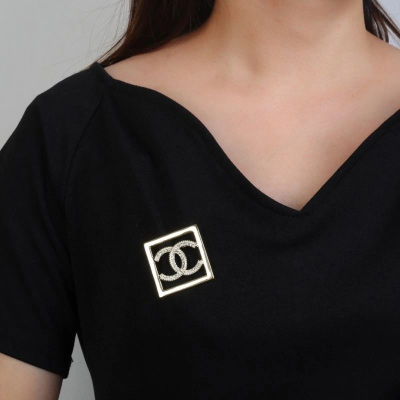 Top mirror Chanel Brooches